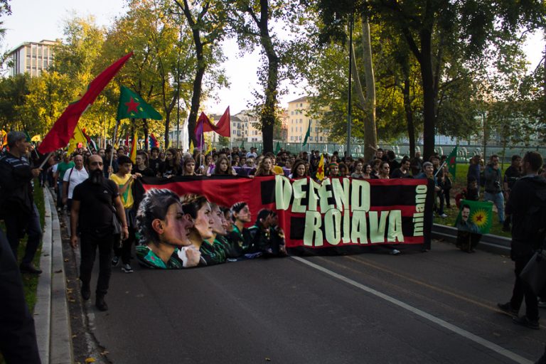 Defend Rojava - Una galleria fotografica del corteo - MilanoInMovimento